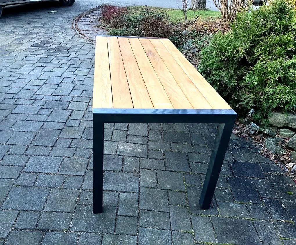KULHÁNEK Zahradní stůl s kovovou hranou a nohami - podélná prkna Odstín nátěru: lazura - teak, Velikost desky: 200x90 cm, Odstín podnože: černá s jemnou strukturou - JS RAL 9005