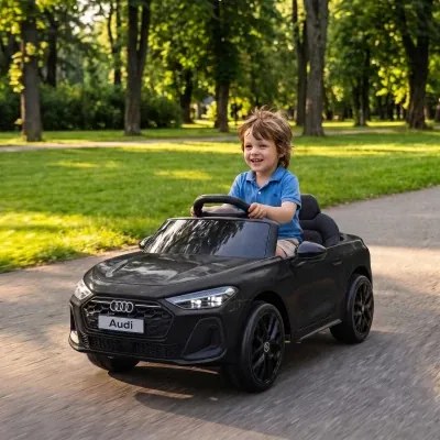 AIYAPLAY Dětské elektrické auto Audi A5L 12V dětské auto s 2,4 G dálkovým ovládáním, 2 motory, lithium baterie, měkký start, 4× pružení 370-511V90BK