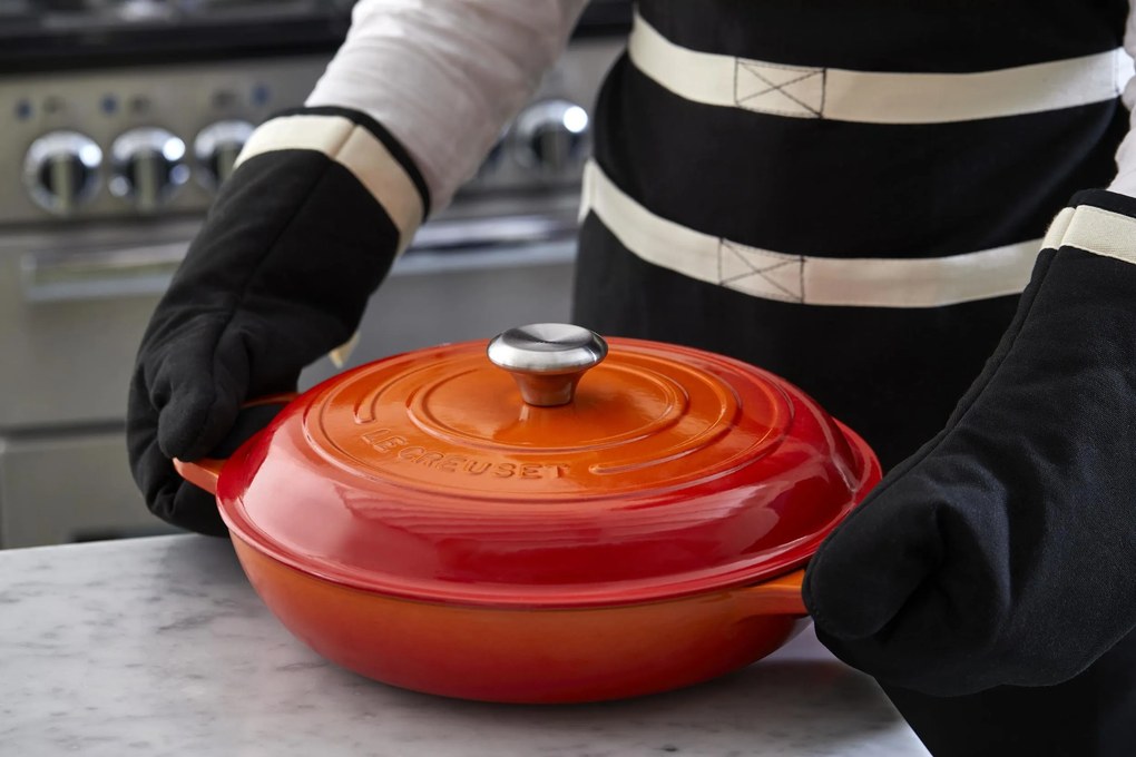 Kuchyňská zástěra Le Creuset světlý šedá