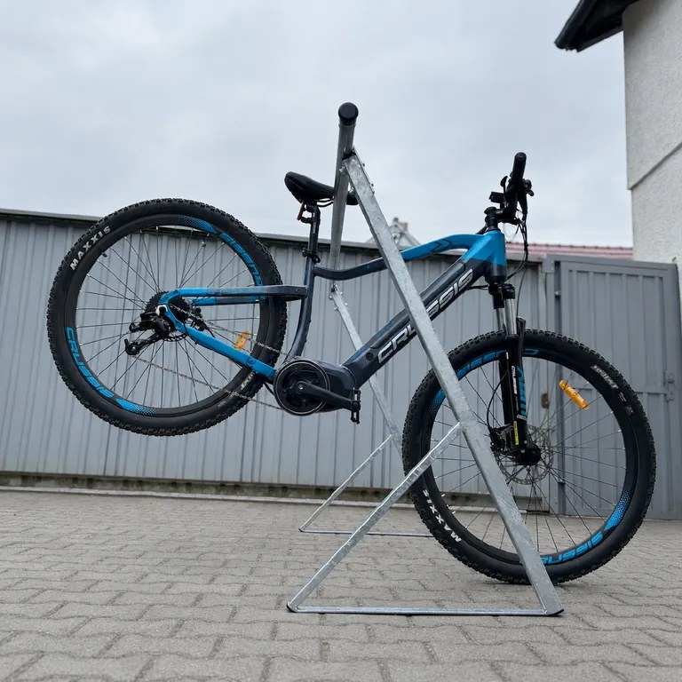 Stojan na kola za sedlo KS-930 | Česká výroba | KACERLE Povrchová úprava: základní + prášková barva (antracit), Délka stojanu: 2,5 m