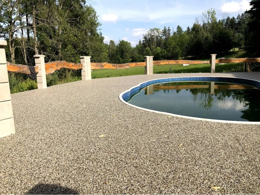 Báča Beton Kamenný koberec na podlahu Monte Carlo Frakce: Hrubá (4 – 8 mm), vydatnost setu 1,3 m², Doporučené použití v: exteriéru - jednosložkový polyuretan