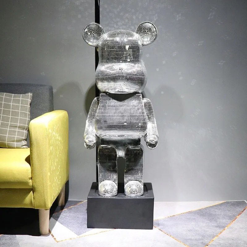 Figurka Bearbrick Supreme 155 cm stříbrná na podstavci, designová hračka
