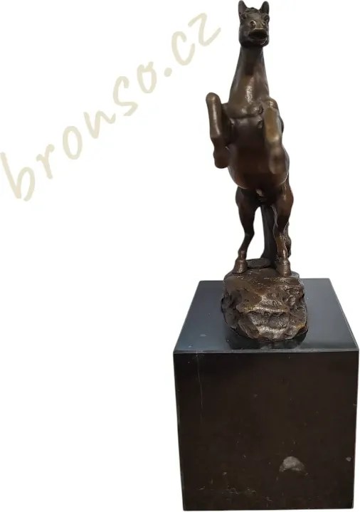 Bronzová socha koně na mramoru – vzpínající se hřebec, elegantní zvířecí figurka, luxusní dekorace, sběratelský dárek