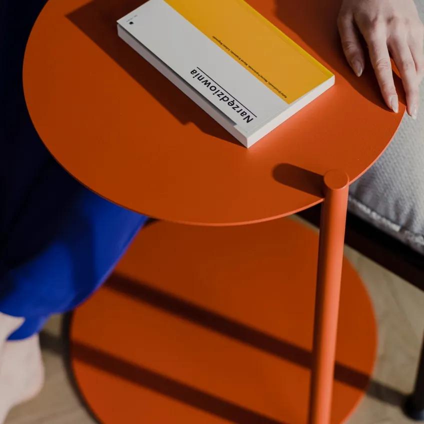 noo.ma Oranžový kovový odkládací stolek Ande 40 cm