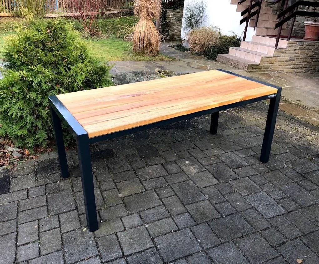 KULHÁNEK Zahradní stůl s kovovou hranou a nohami - podélná prkna Odstín nátěru: olej - modřín, Velikost desky: 250x90 cm, Odstín podnože: černá s jemnou strukturou - JS RAL 9005