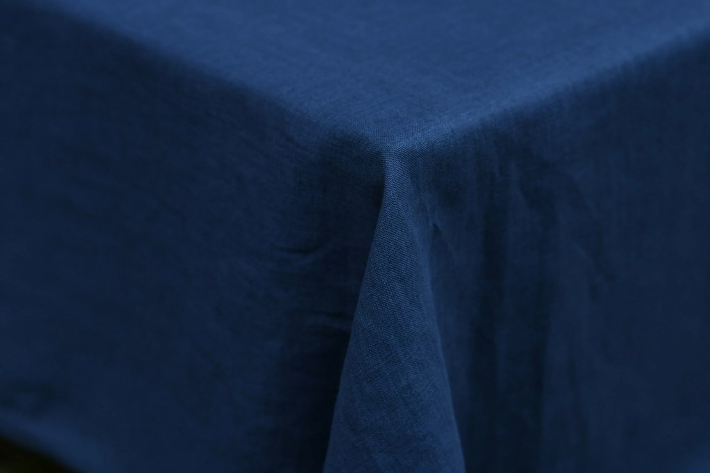 Nelly Tmavě modré lněné ubrusy a běhouny Rozměr: 140x180 cm