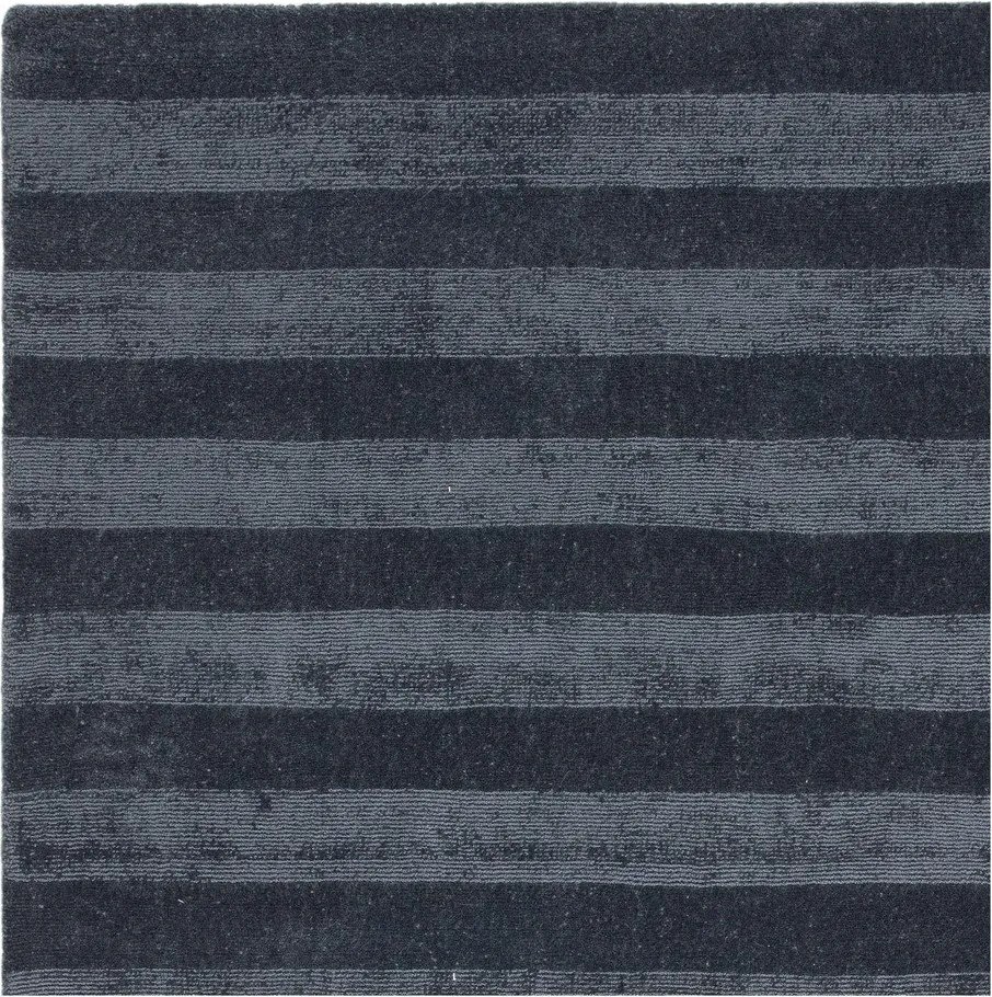 Tmavě modrý ručně tkaný koberec z recyklovaných vláken 160x230 cm Connor – MADE