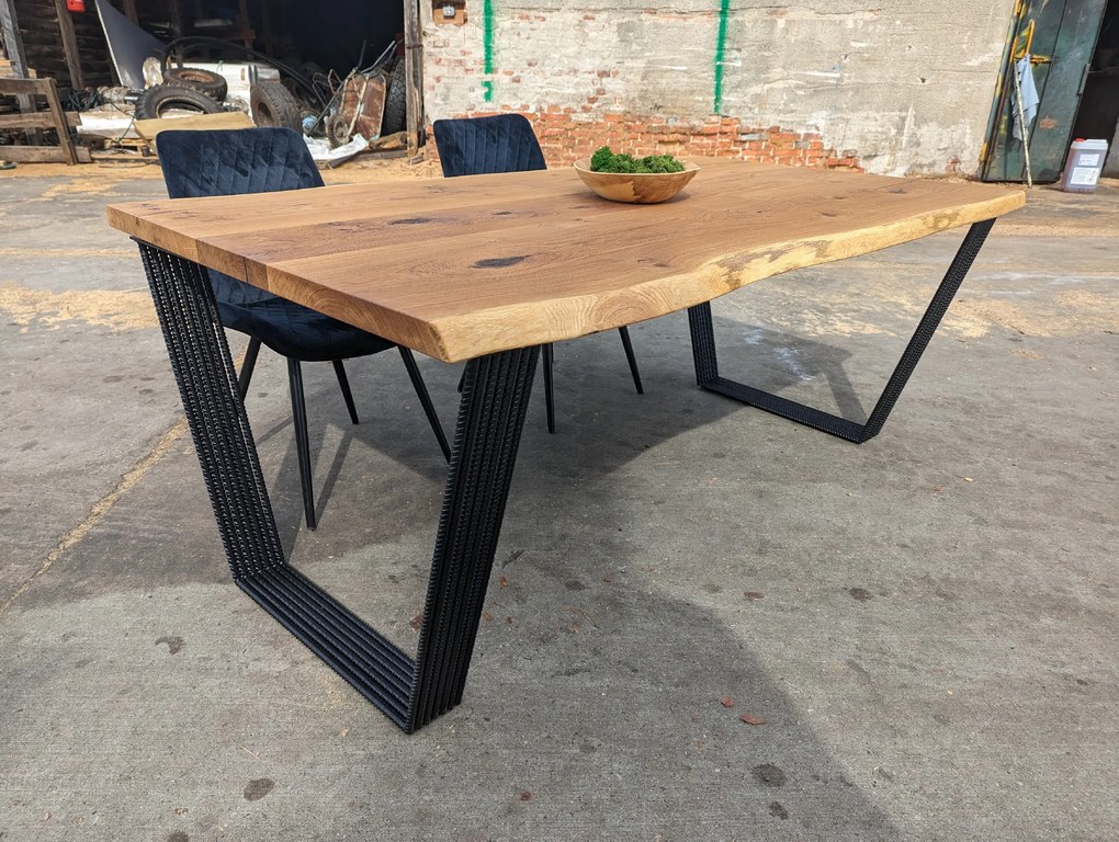 Jídelní stůl z dubového masivu Cronos v industriálním designu Velikost Desky: 1900x1000 (mm)
