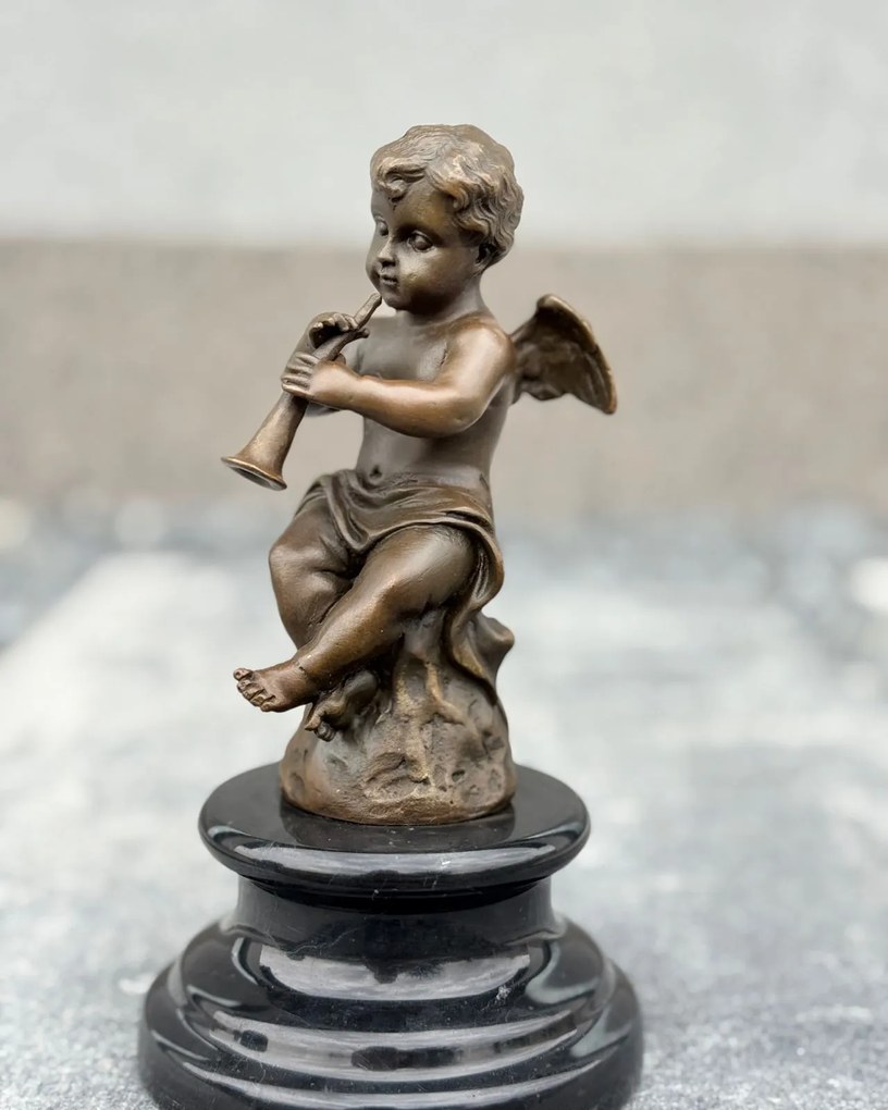 Bronzová socha - Putto s flétnou - andělská soška dítěte