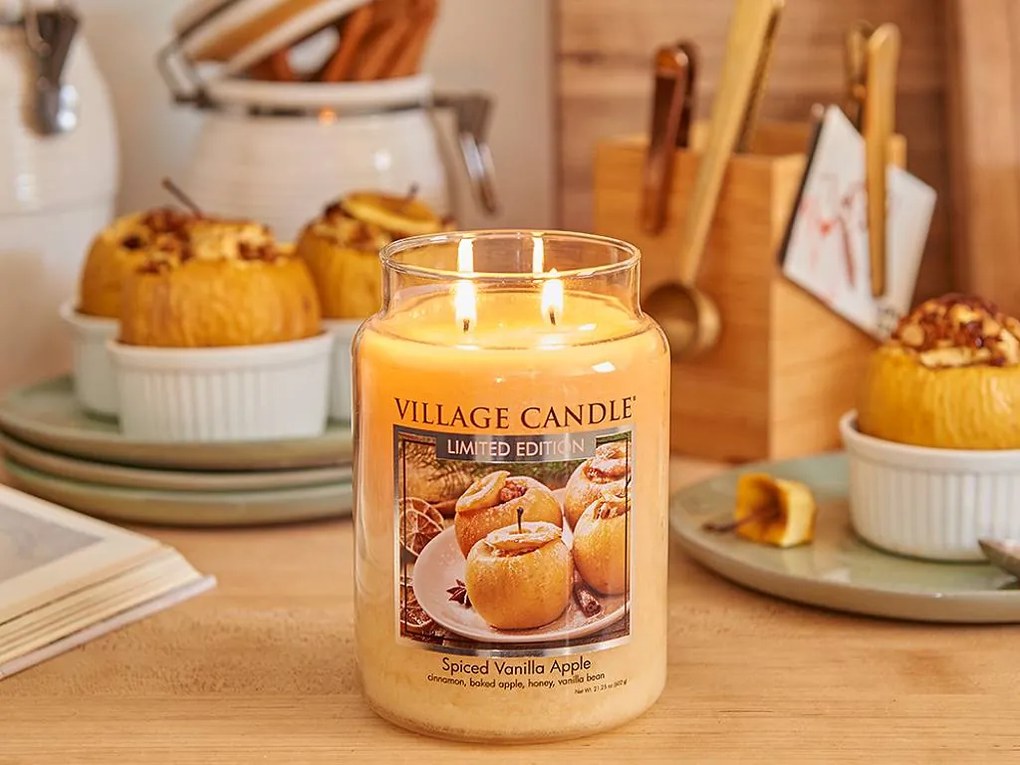 Village Candle – vonná svíčka Spiced Vanilla Apple (Pečené vanilkové jablko), 602 g