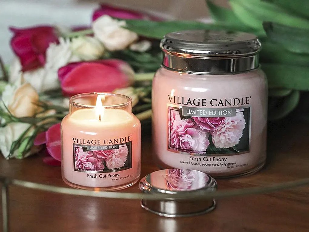 Village Candle – vonná svíčka Pivoňky, 389 g