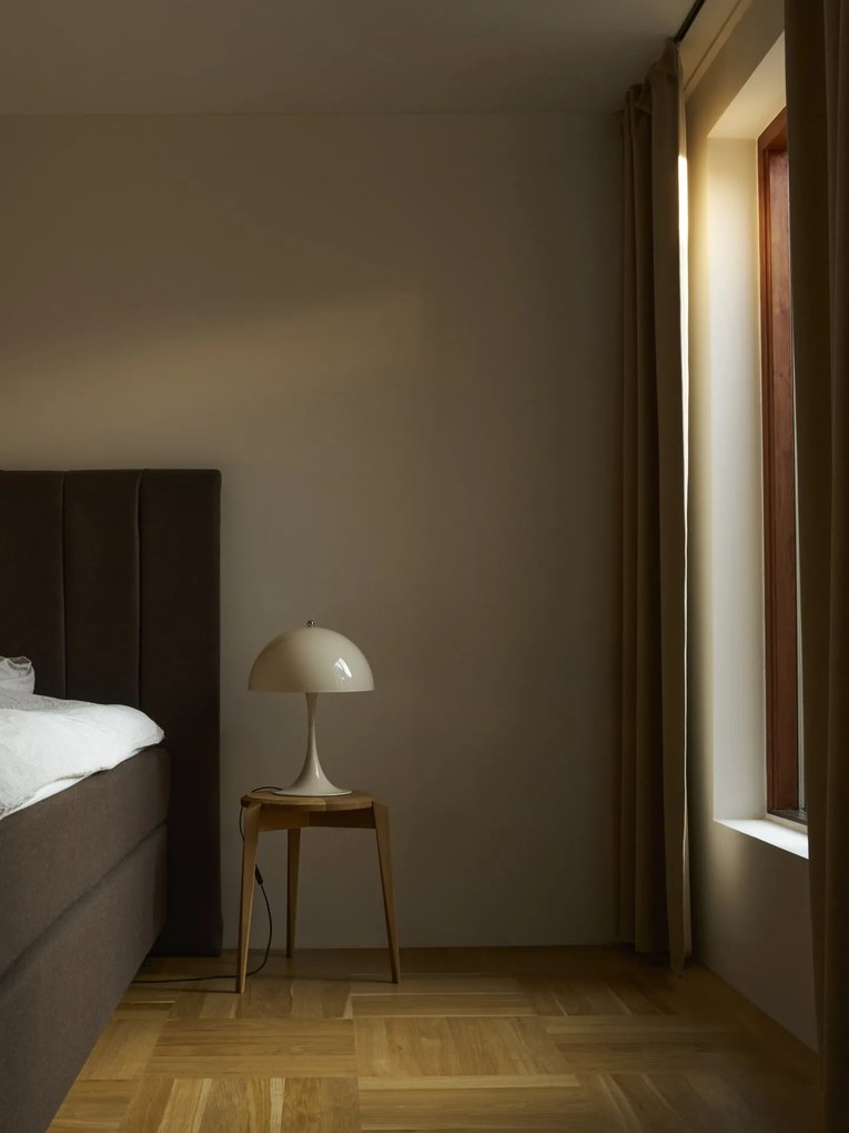 Louis Poulsen Stolní lampa Panthella 320 Opal Beige, béžová barva, plast