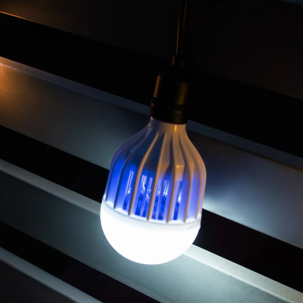 LED žárovka likvidující hmyz E27 studená 6500k 8w 800 lm