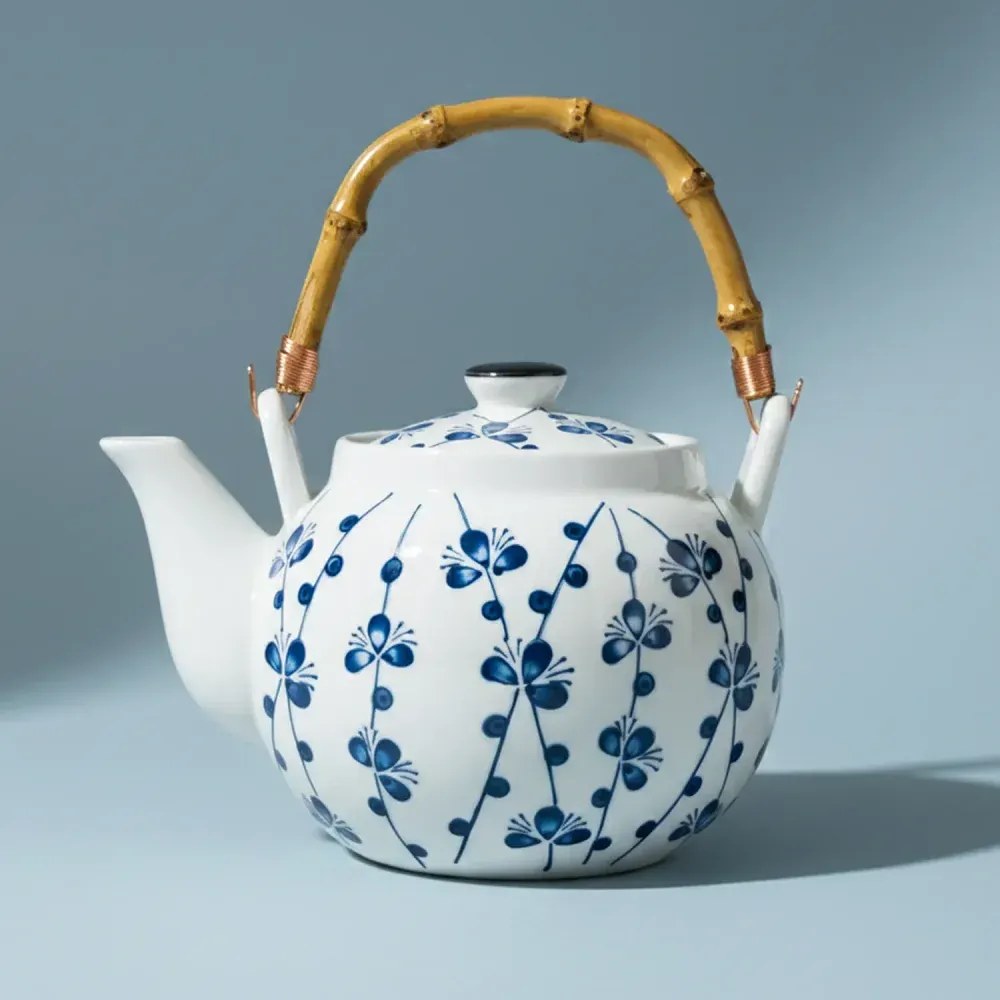 Porcelánová konvice Třešňové květy, 700 ml – motiv sakury, bambusové ucho, nerezové sítko