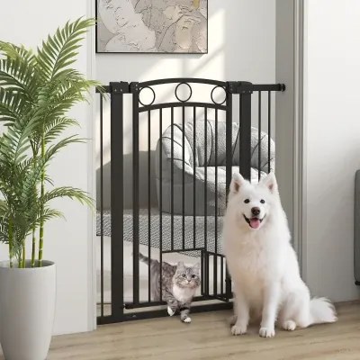 PawHut 106 cm vysoké mřížka pro domácí mazlíčky s nastavitelnou šířkou, integrovanými dvířky pro kočky, pro schody a dveřní rámy, černá