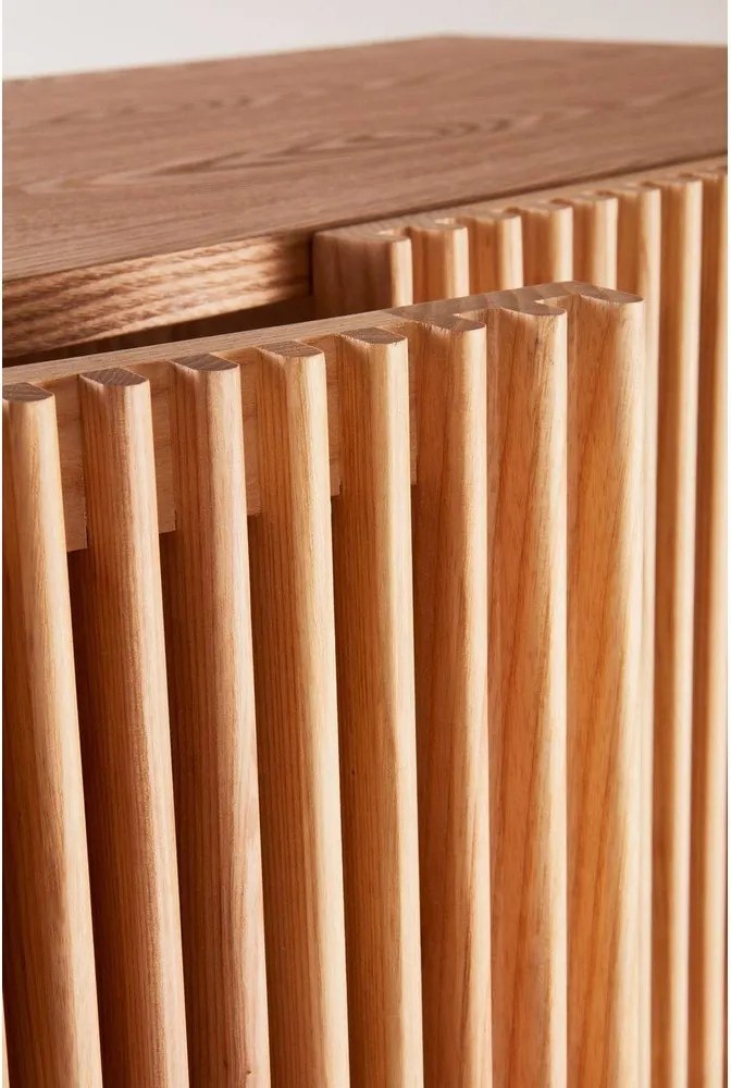 Skříňka v dekoru jasanu s dírou na kabely v přírodní barvě 100x140x45 cm Sion – Jotex