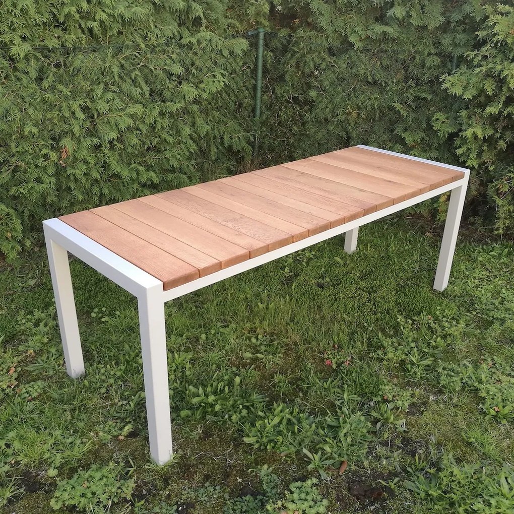 KULHÁNEK Zahradní stůl s kovovou hranou a nohami - příčná prkna Odstín nátěru: olej - modřín, Velikost desky: 200x90 cm, Odstín podnože: bílá - RAL 9010