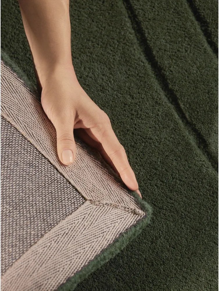 Tmavě zelený ručně tkaný vlněný koberec 80x150 cm Arcura – Vikosa