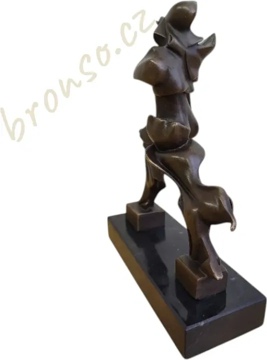 Futuristická bronzová soška – Unique Forms of Continuity in Space – Jedinečné formy kontinuity v prostoru – Umberto Boccioni abstraktní moderní umění