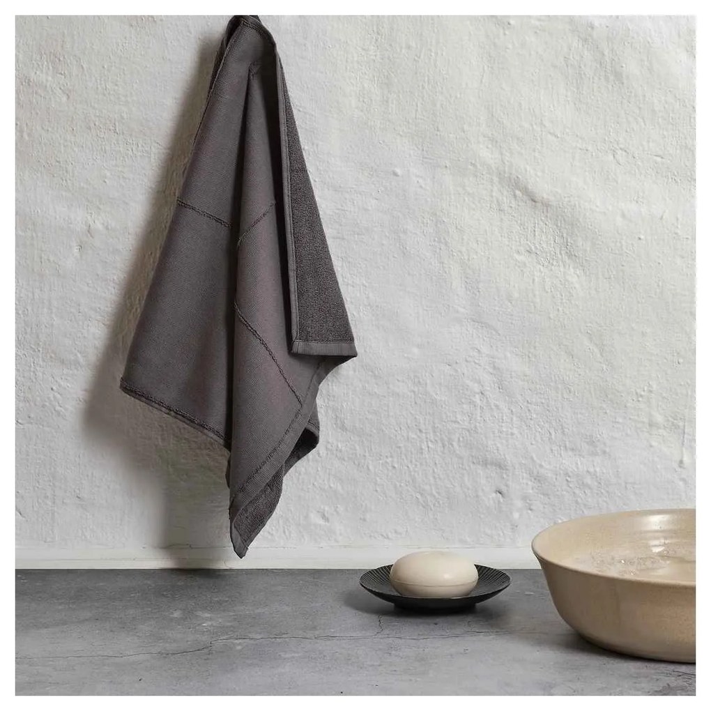 Bavlněný ručník Calm Hand Towel Dark Grey 70x40 cm The Organic Company