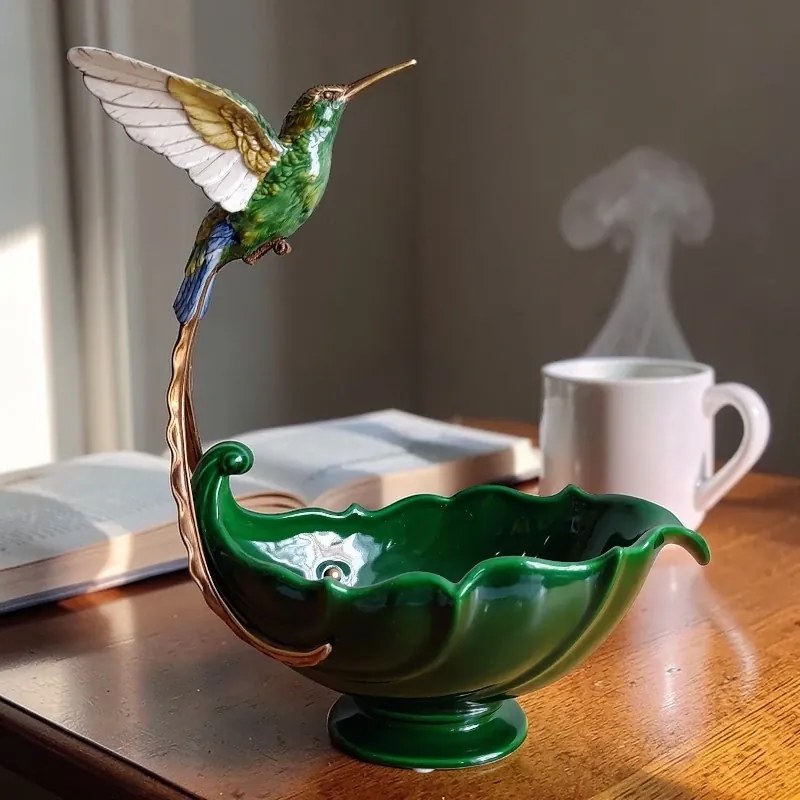 Dekorativní porcelánová mísa s kolibříkem – zelená luxusní mísa s bronzovým detailem
