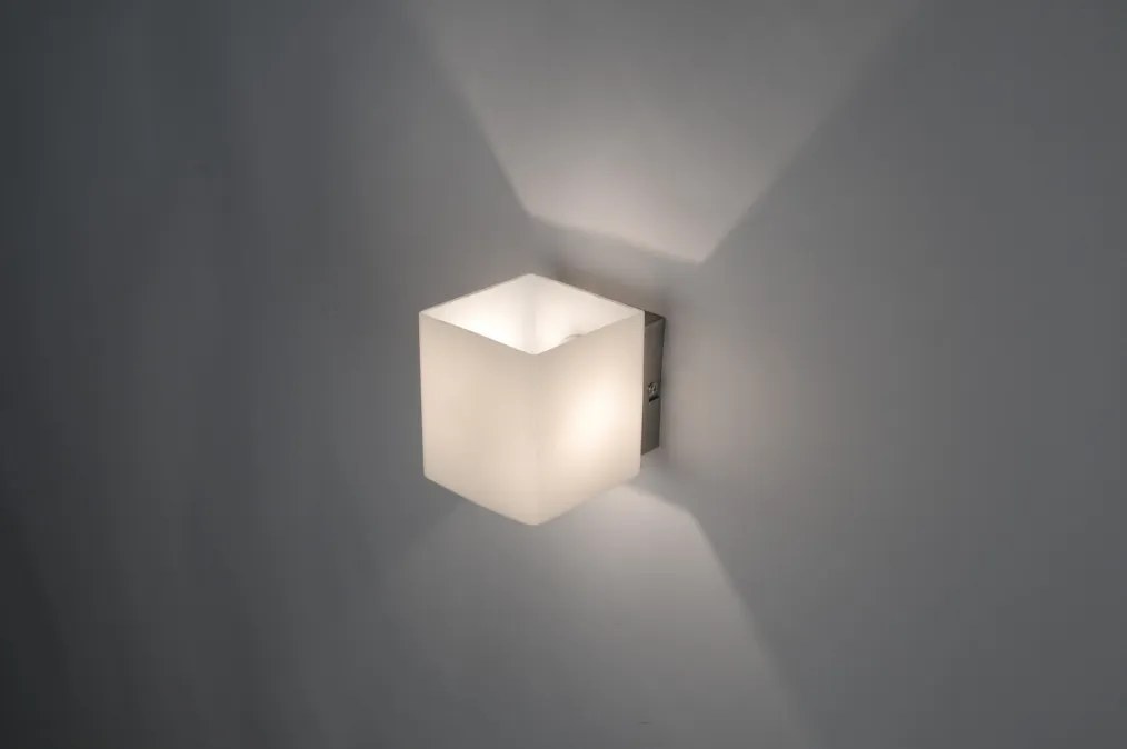 Nástěnné designové bílé svítidlo do obýváku Qentio