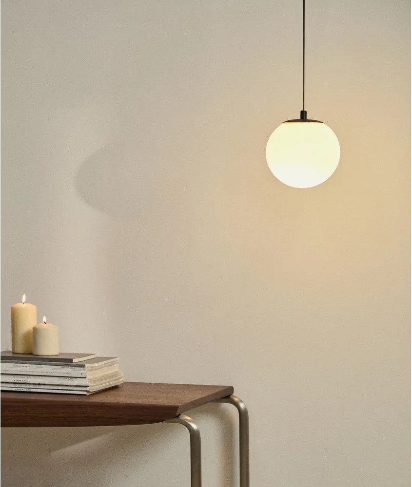 Bílé/černé kovové závěsné svítidlo se skleněným stínidlem ø 15 cm Brisia – Kave Home