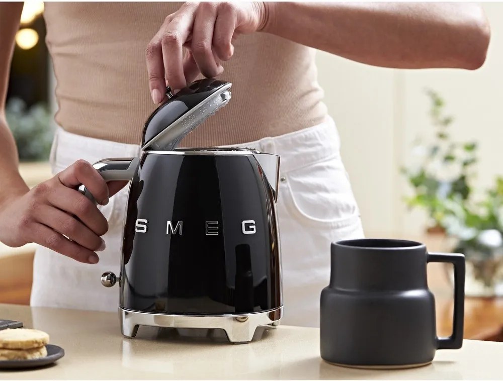Černá rychlovarná konvice z nerezové oceli 800 ml Retro Style – SMEG