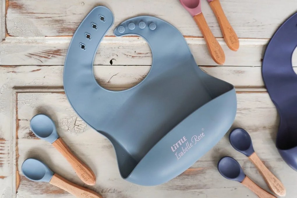 Silikonový dětský bryndák s kapsou – pastelově modrý, Isabelle Rose