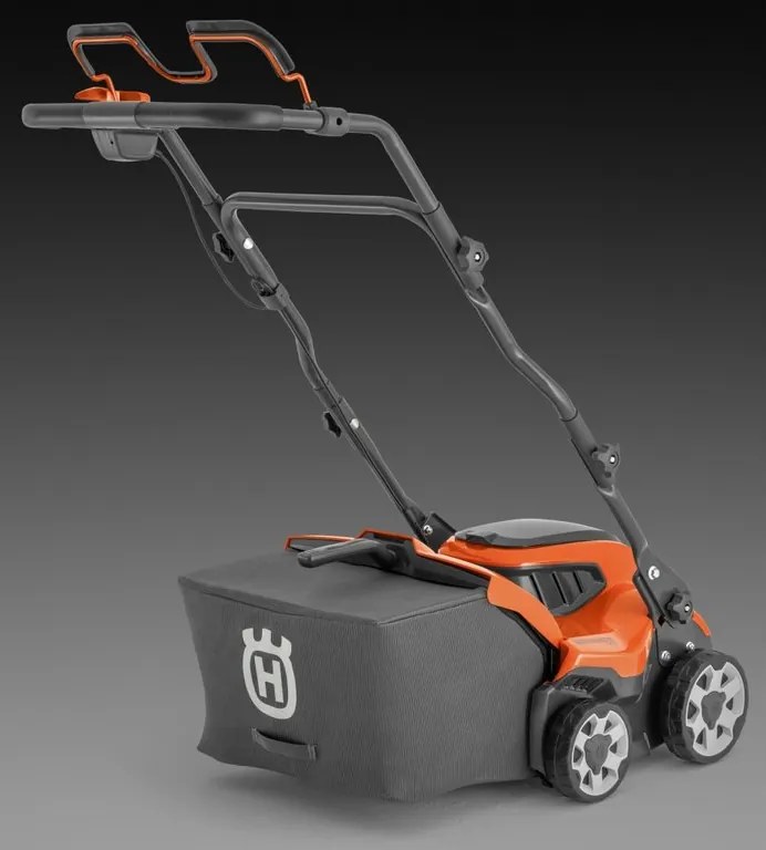 Aku vertikutátor a odmechovač Husqvarna S 138i s baterií a nabíječkou