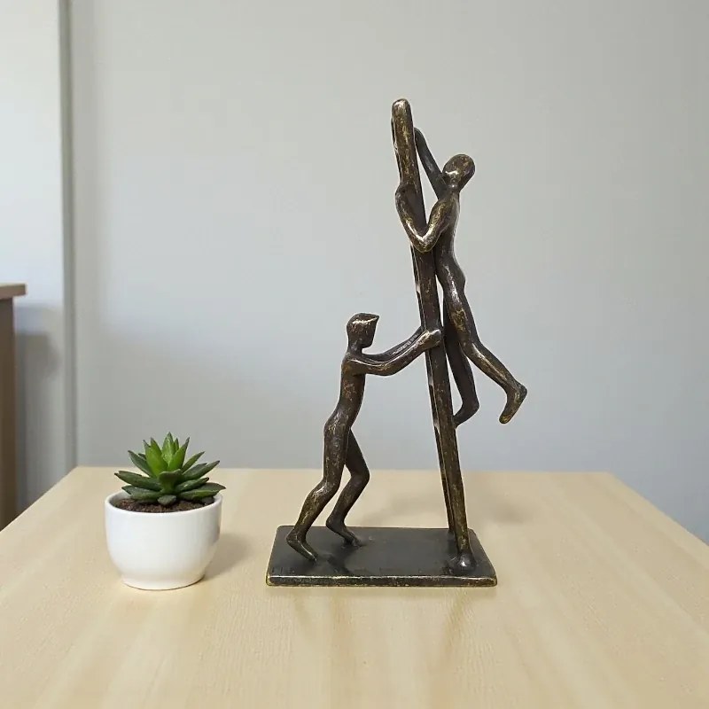 Soška Společně k vrcholu – bronzová figurka symbol spolupráce a úspěchu | Elegantní dekorace
