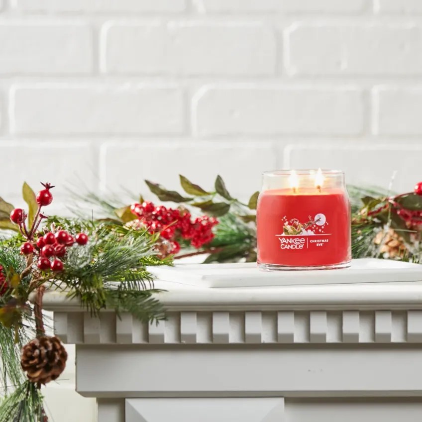 Střední vonná svíčka Yankee Candle Christmas Eve Signature