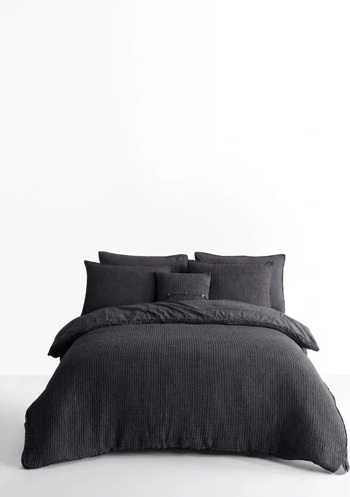 Antracitové povlečení na dvoulůžko/prodloužené z bavlny Renforcé 240x220 cm Waffle Striped – Mila Home Luxury