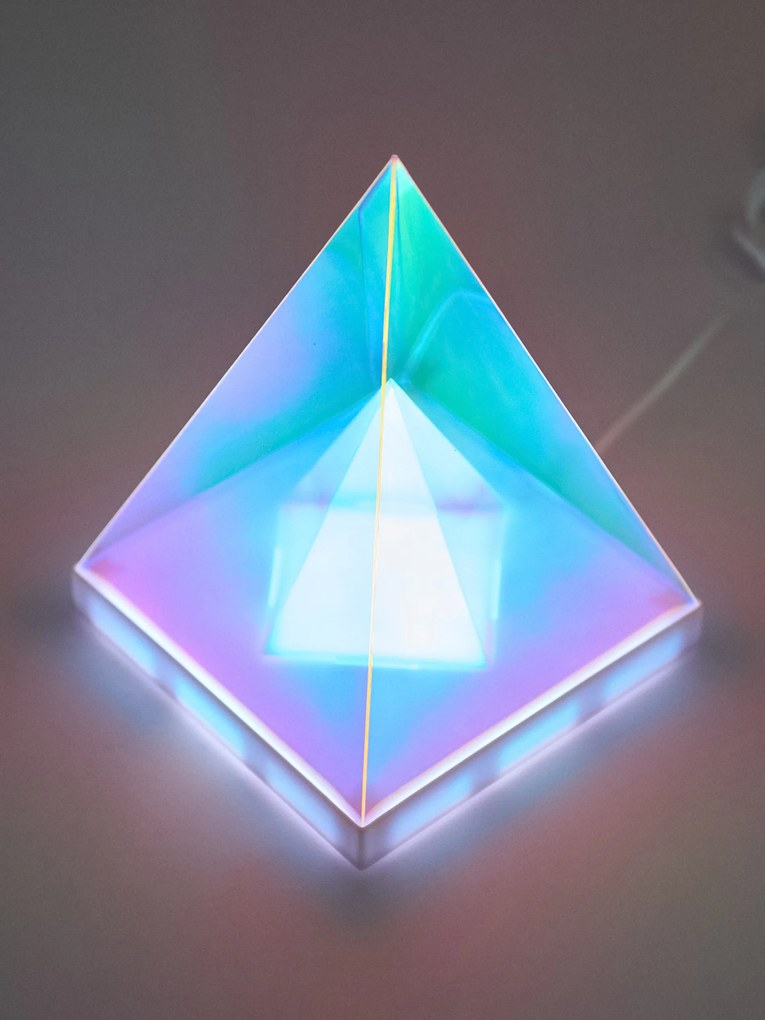 Sinsay - Dekorativní LED lampička ve tvaru pyramidy - vícebarevná