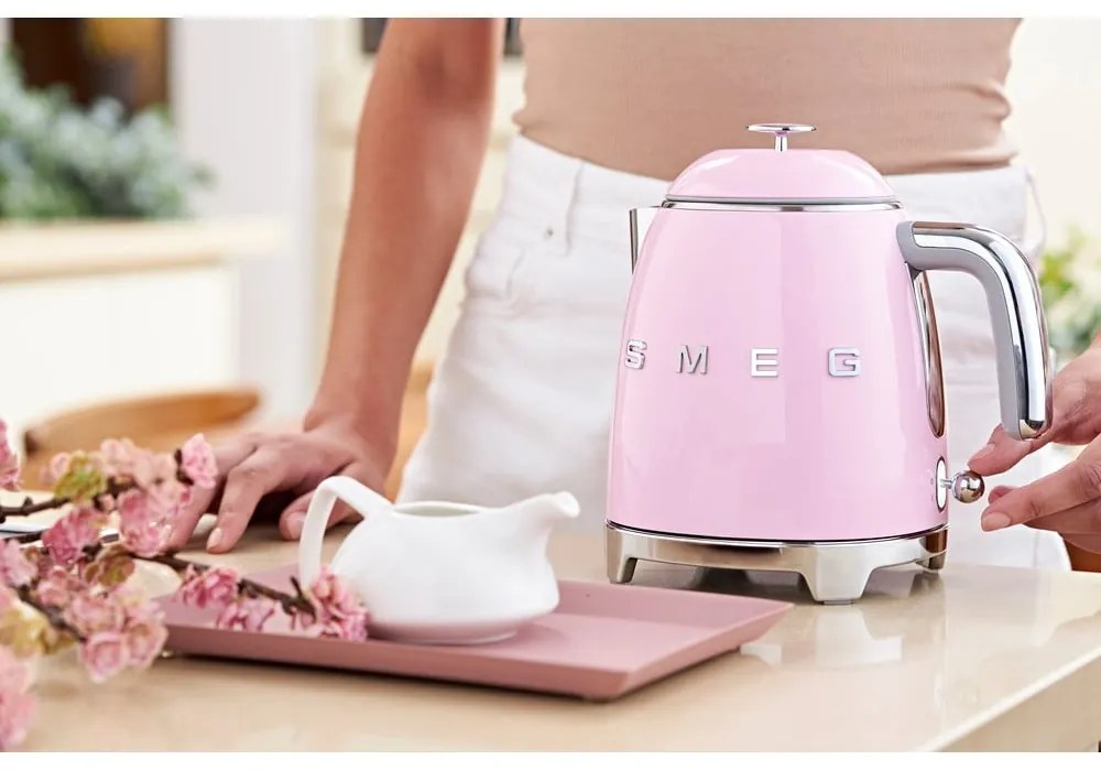 Růžová rychlovarná konvice z nerezové oceli 800 ml Retro Style – SMEG
