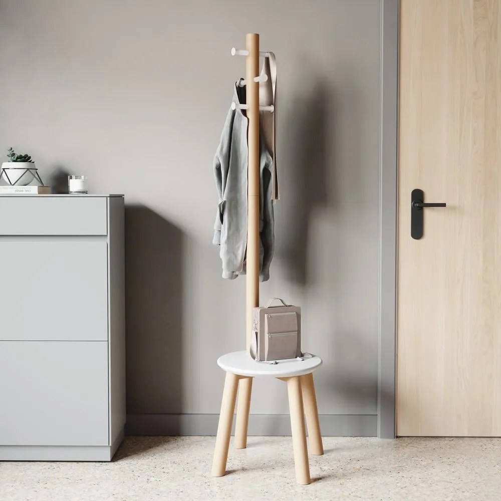 Bílý přírodní věšák z kaučukového dřeva Pillar – Umbra