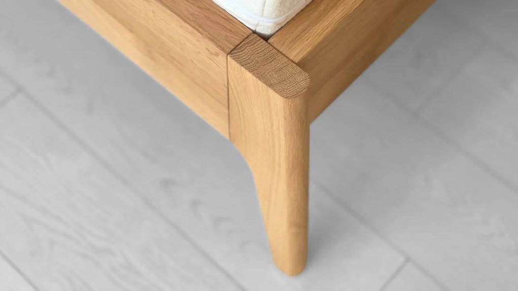 Designová postel Postelia ADRIA Buk jádrový 180x200cm - dřevěná postel z masivu o šíři 4 cm