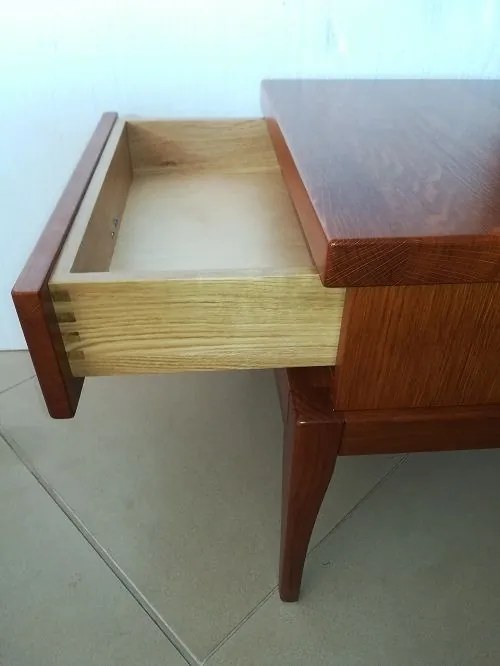 Luxusní dubový noční stolek se zásuvkou