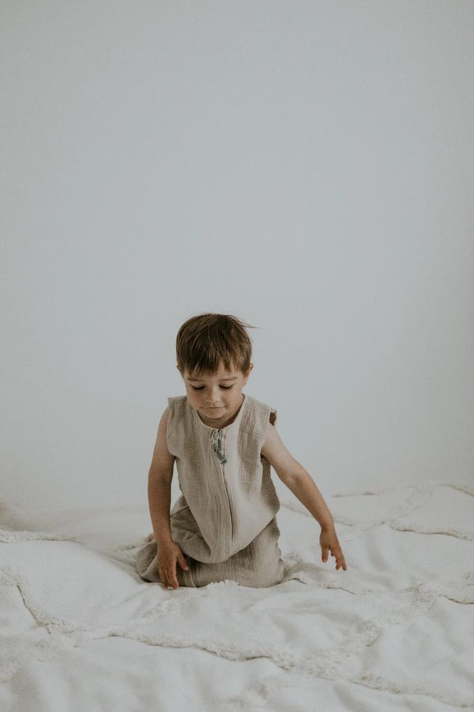 Sleepee Mušelínový spací pytel s nohavicemi TMAVĚ ŠEDÝ Zvolte rozměr: M (3 - 4 roky)