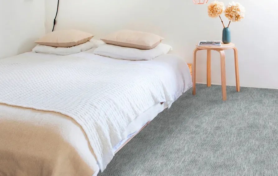 ASSOCIATED WEAWERS Metrážový koberec BATIK 90 šedý BARVA: Šedá, ŠÍŘKA: 4 m
