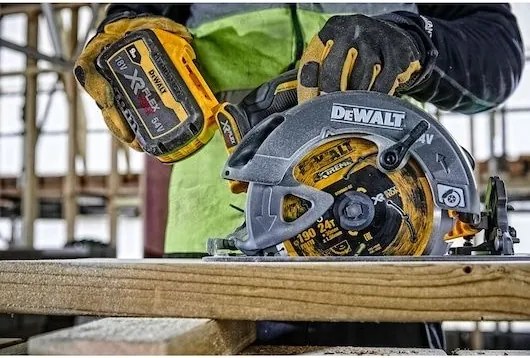 Aku kotoučová pila DeWALT DCS578NT-XJ (063817)