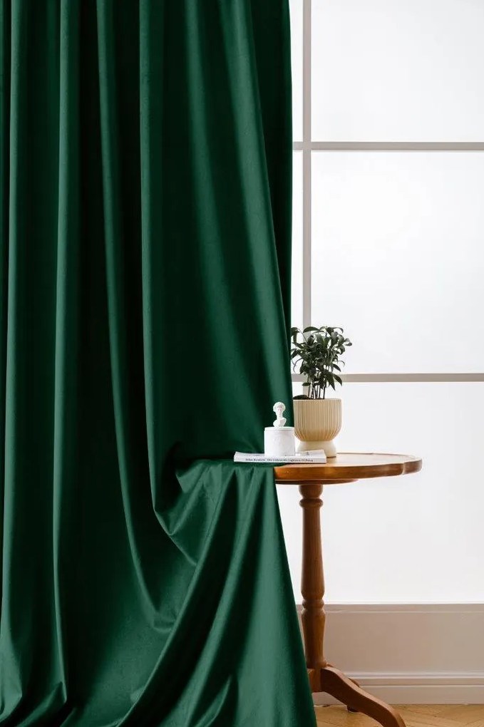Tmavě zelený zatemňovací závěs VELVET 140x250 cm Zavěšení: Kovové kroužky