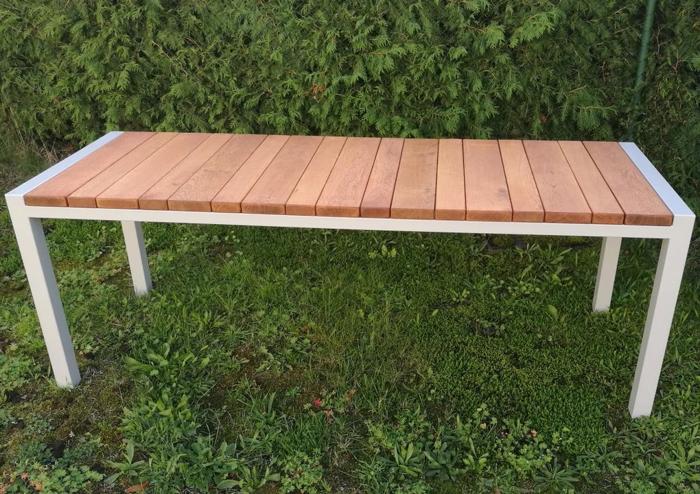 KULHÁNEK Zahradní stůl s kovovou hranou a nohami - příčná prkna Odstín nátěru: olej - modřín, Velikost desky: 210x90 cm, Odstín podnože: černá s jemnou strukturou - JS RAL 9005