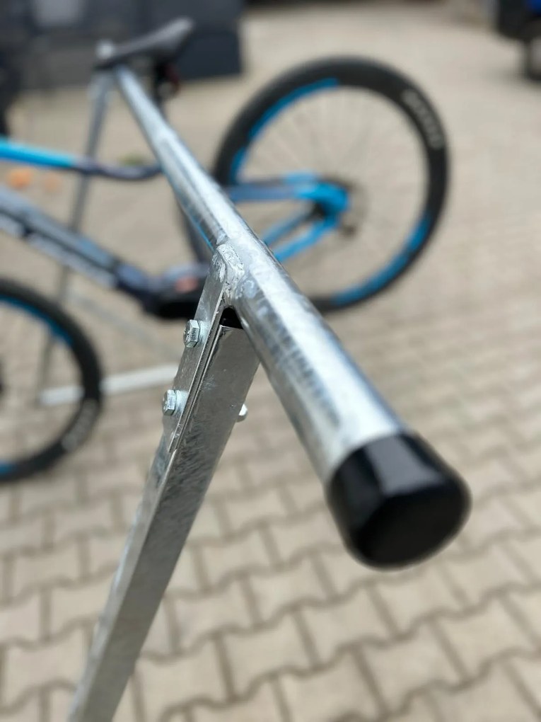 Stojan na kola za sedlo KS-930 | Česká výroba | KACERLE Povrchová úprava: základní + prášková barva (antracit), Délka stojanu: 2 m