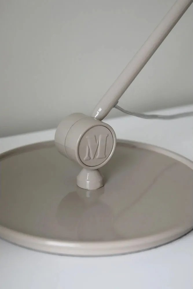 Šedobéžová stolní lampa s ohybatelnou konstrukcí (výška 23 cm) Tilt – Markslöjd