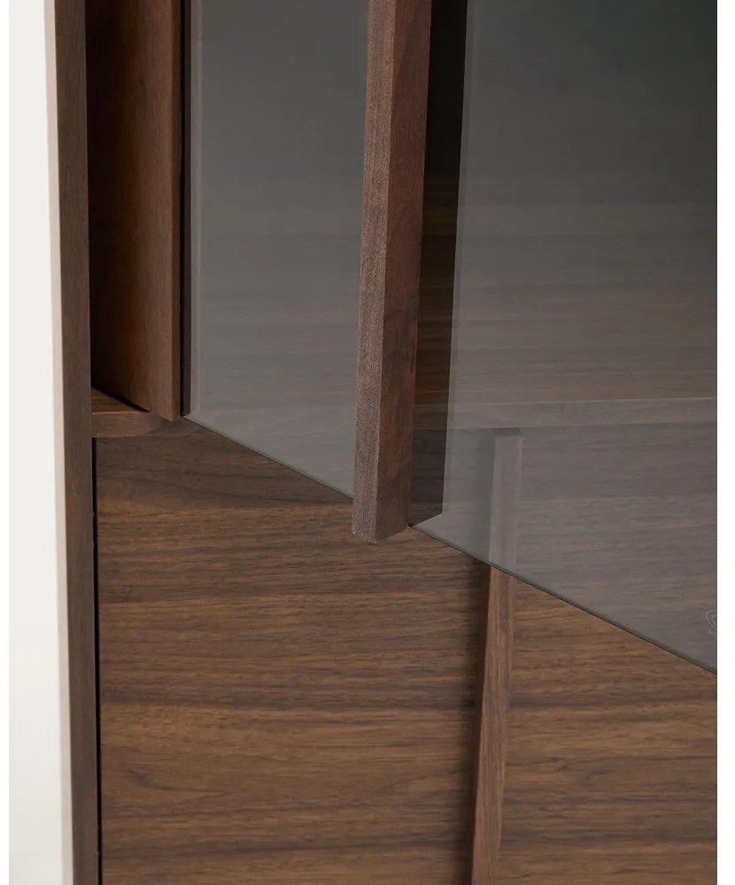 Hnědá vitrína v dekoru ořechu 100x170x40 cm Onix – Kave Home