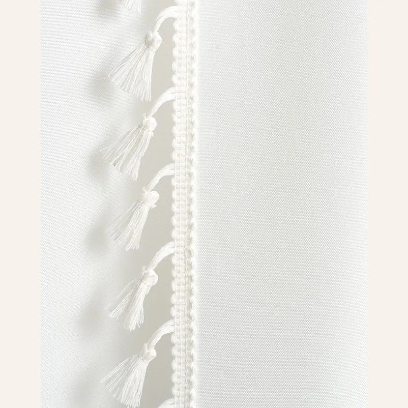 Bílý závěs LARA na stuhu se střapci 140 x 260 cm