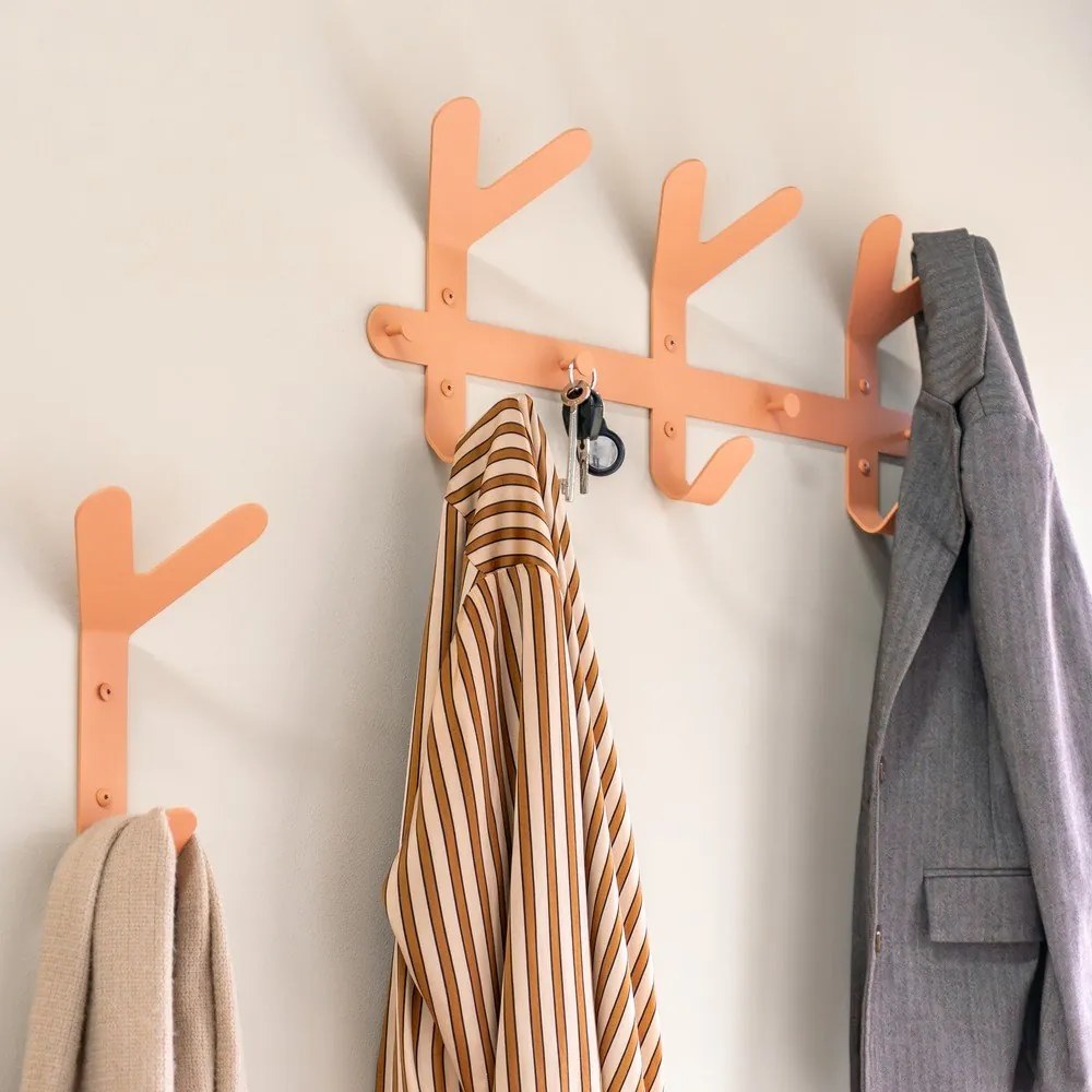 Ocelový nástěnný věšák v lososové barvě 66 cm Frondo – Spinder Design