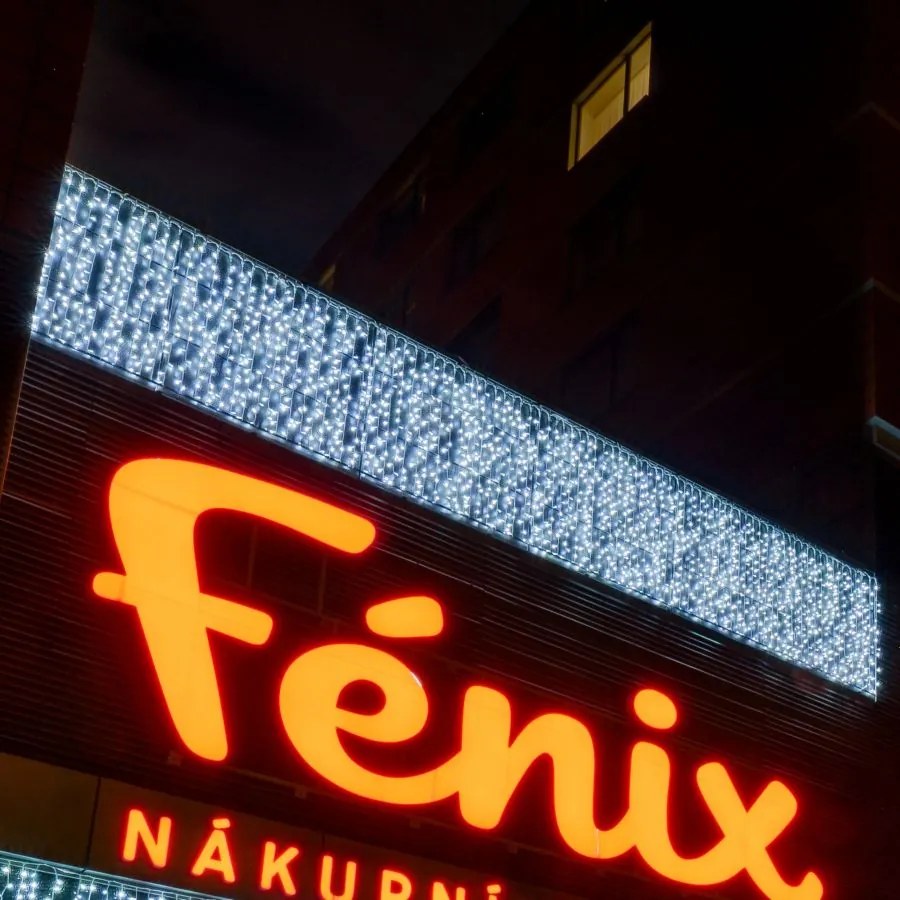 Easy Fix LED světelný závěs venkovní, 100 × 150 cm, ledově bílá, 150 diod, bílý kabel, IP67, prodlužovací