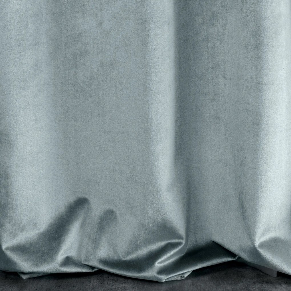 ZATEMŇOVACÍ ZÁVĚS NA PÁSCE SAMANTA 140X270 CM STŘÍBRNÁ